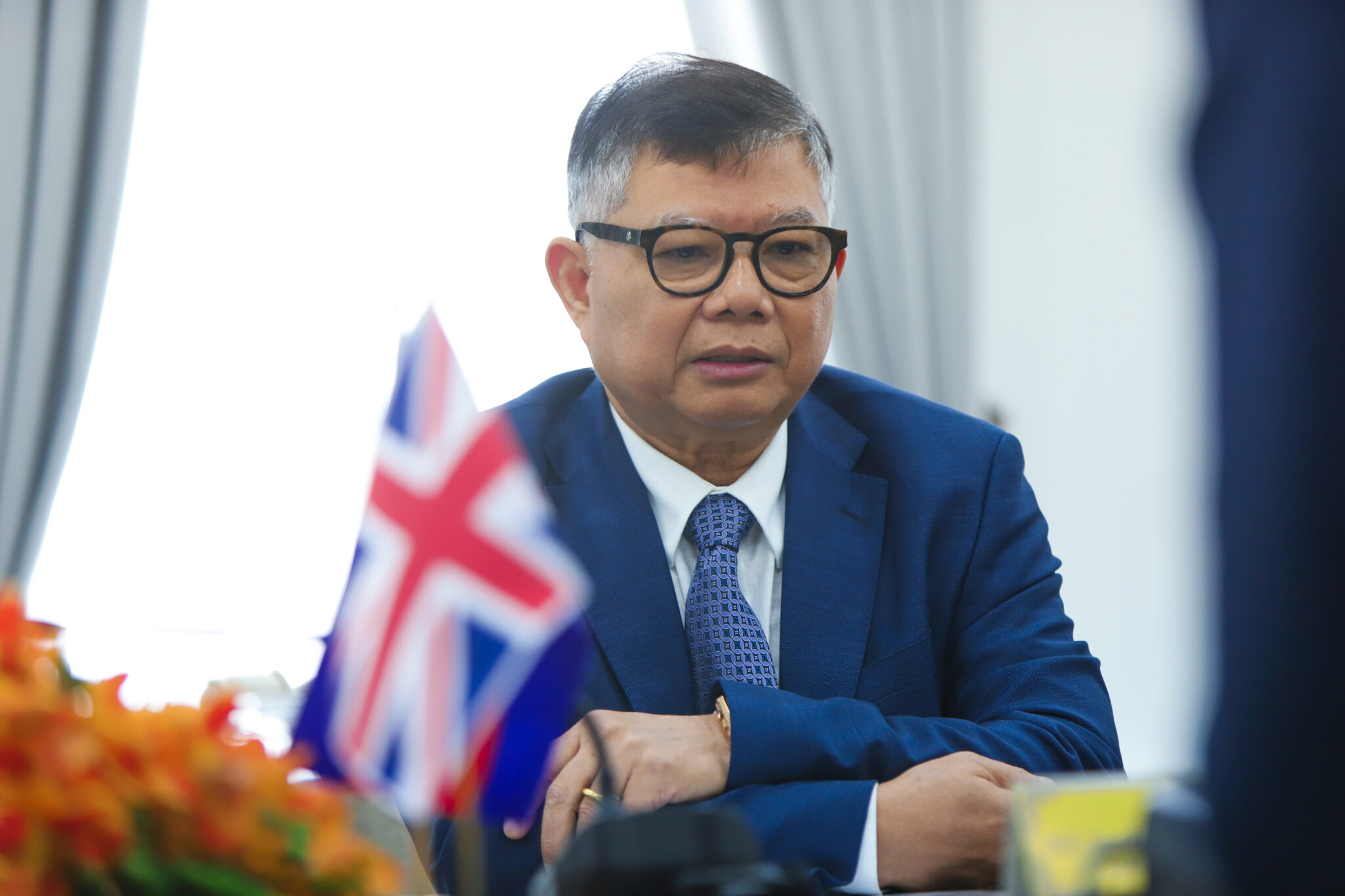 ឯកឧត្តមសន្តិបណ្ឌិត ឆៃ ស៊ីណារិទ្ធ អនុញ្ញាតឱ្យ ឯកឧត្តម Dominic Williams ...